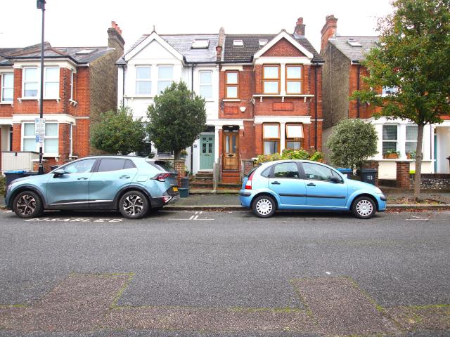 4 bed Semi Detached House To Let, Guide Price £2,900 pcm