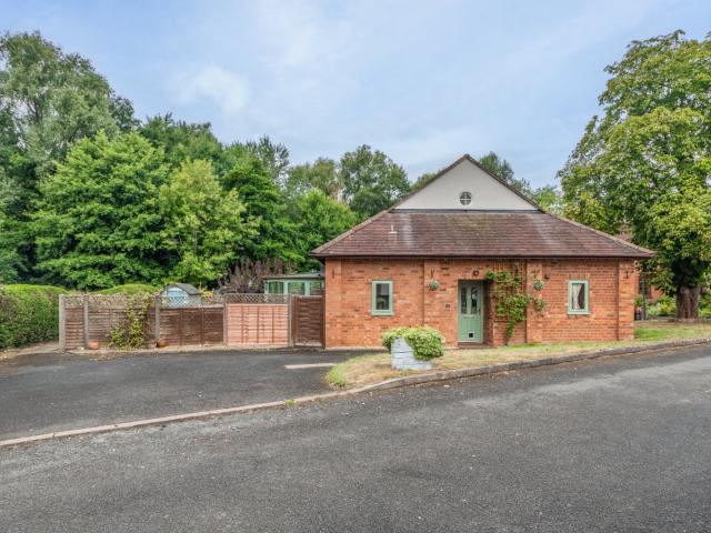 4 bed semi detached house to rent in Brooklands Lane, Redditch, B98