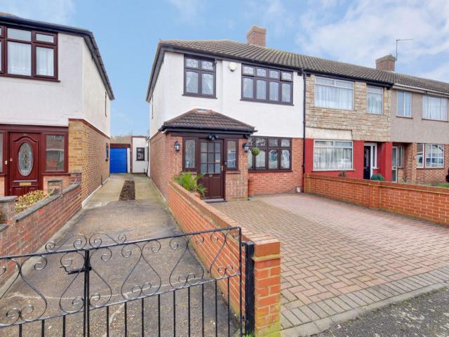 4 bed semi detached house to rent in Guysfield Drive, Rainham, RM13