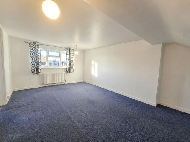 4 bed semi detached house to rent in Laburnum Avenue, Kenilworth, CV8