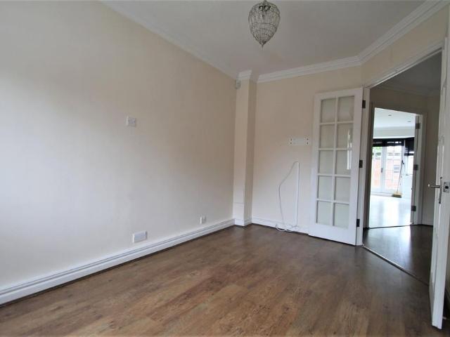 4 bed semi detached house to rent in The Birches, Bushey, WD23