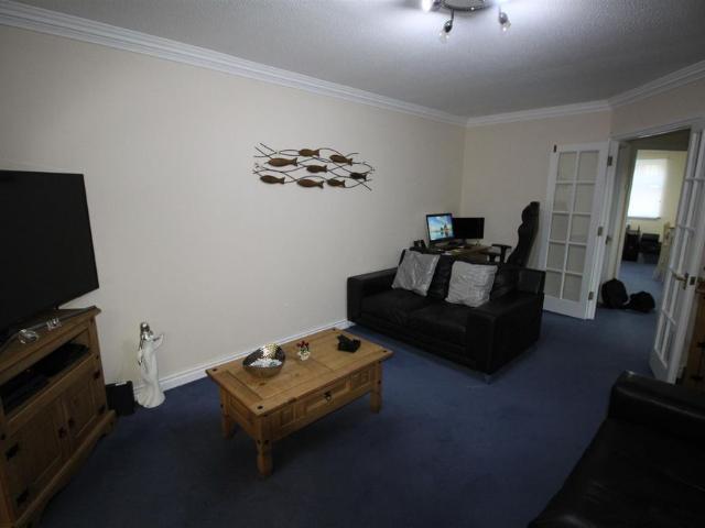 4 bed semi detached house to rent in The Birches, Bushey, WD23