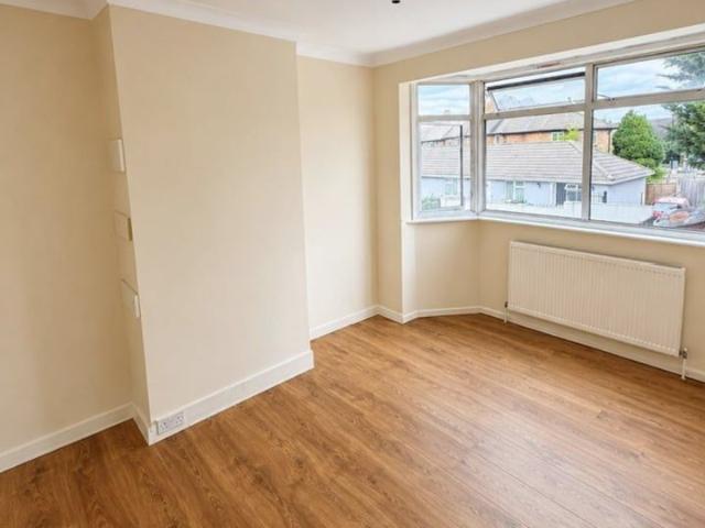 4 Bed Semi Detached House, Willow Gardens, TW3