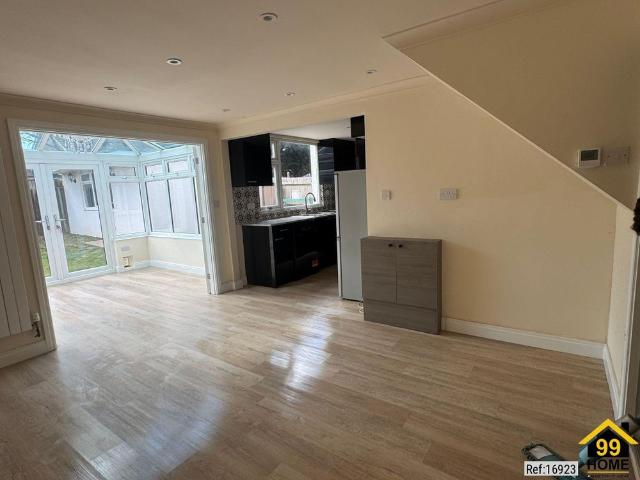 4 bed Semi detached in Holtye Walk, Crawley, RH10 6QW