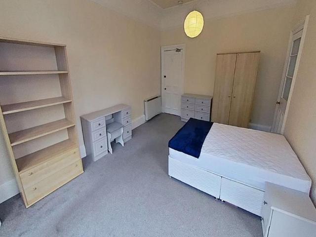 4 bed second floor flat for rent in Morningside