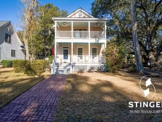 4 Bedroom / 3.5 Bathroom Home For Rent in Battery Point 32 Br.