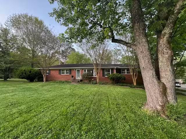 4 bedroom 3 bathroom mid century home on close to 1 acre in Gr.