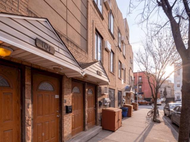 4 bedroom, 1,5 bath spacious + modern duplex!