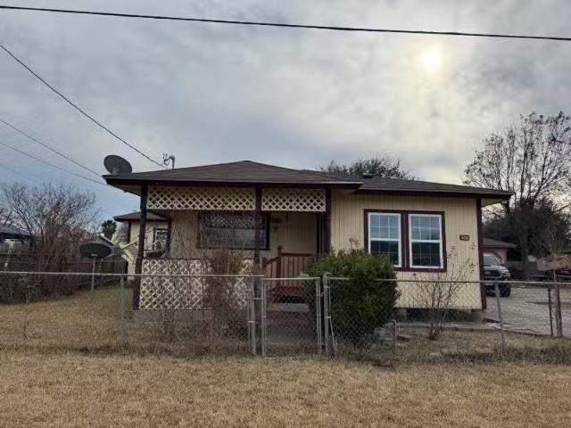 4 bedroom 1 bath house for rent in Gregory $1600 rent $800 dep.