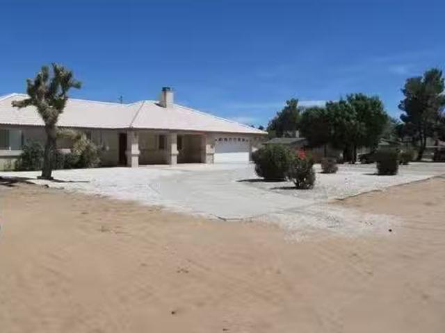 4 BEDROOM 2000 sqft APPLE VALLEY HOME WITH CENTRAL LOCATION 1.