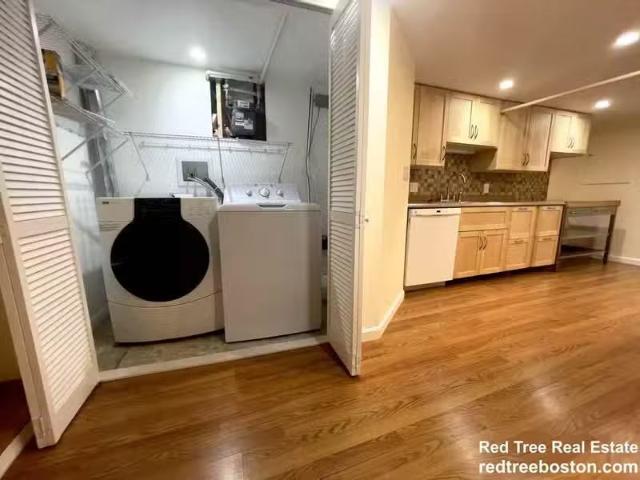 4 Bedroom 2.5 Bathroom House In Boston With Great Amenities 2.