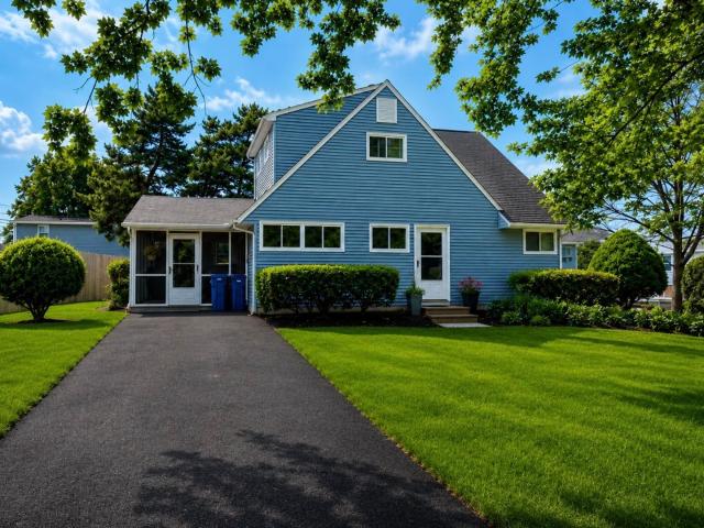 4 bedroom 2 bath home in the Crabtree section of Levittown. Available for move in now