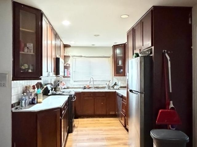 4 Bedroom 2 Bathroom Duplex Down in Oak Lawn