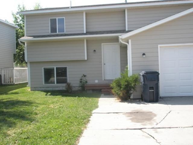 4 Bedroom, 2 Bathroom Duplex Pet Friendly