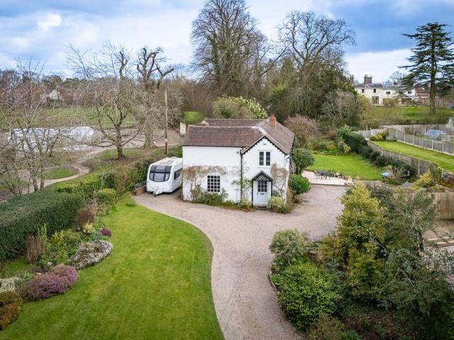 4 bedroom cottage for sale