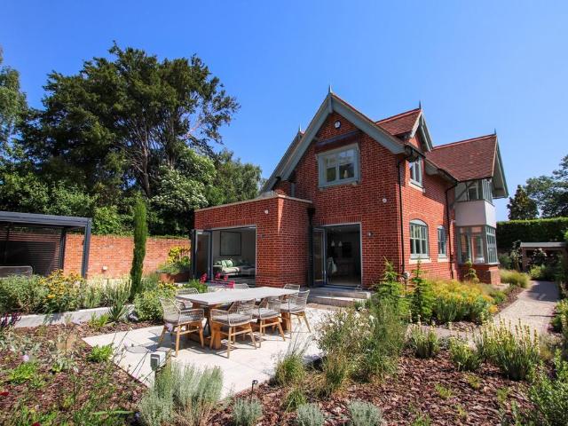4 bedroom cottage for sale