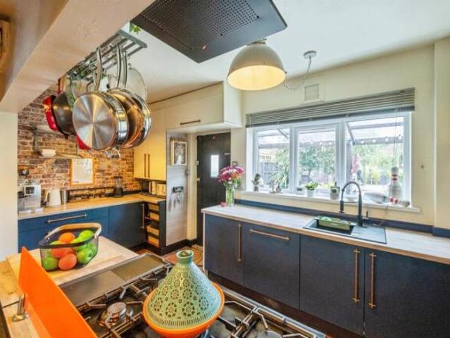 4 bedroom cottage for sale in Bawtry Road, Bessacarr, Doncaster, DN4