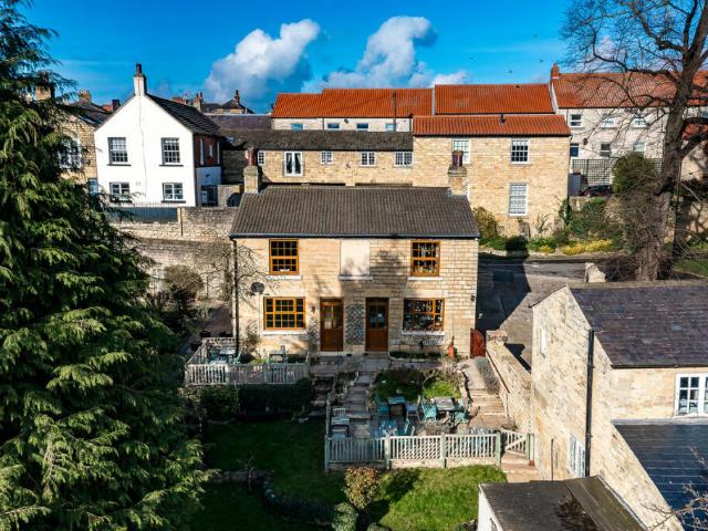 4 bedroom cottage for sale in High Street, Wetherby, West Yorkshire, LS22