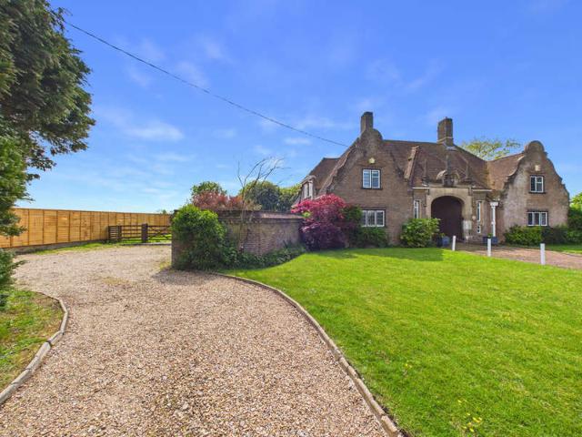 4 Bedroom Cottage House