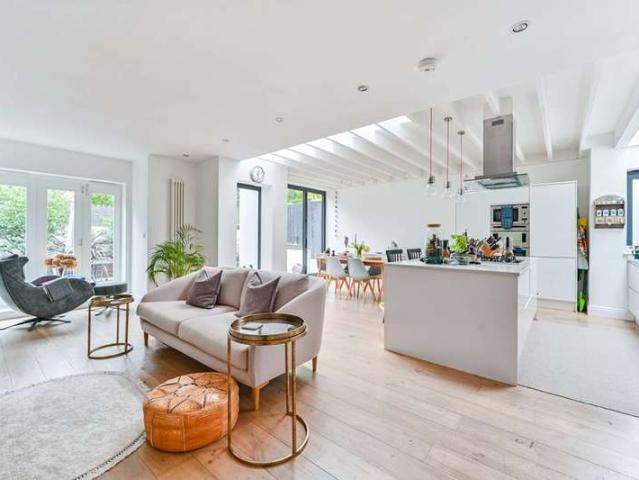 4 Bedroom Cottage House