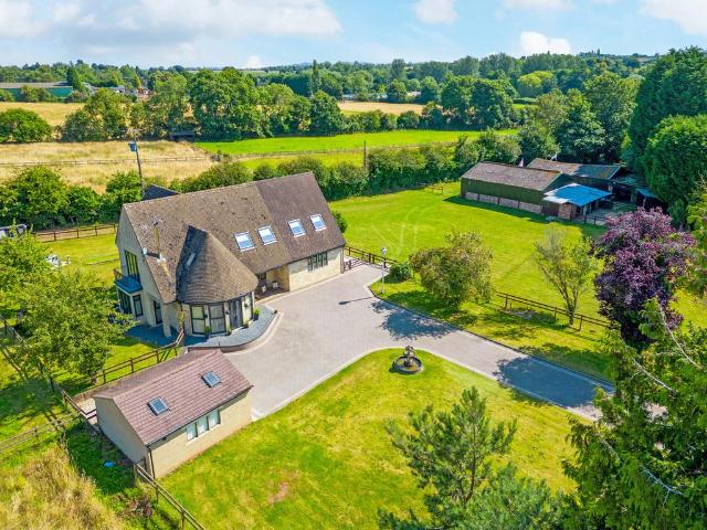 4 bedroom country house for sale