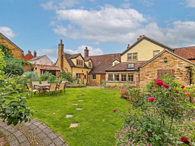 4 bedroom country house for sale