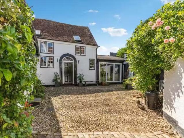 4 bedroom coach house for sale in High Street, Markyate, AL3