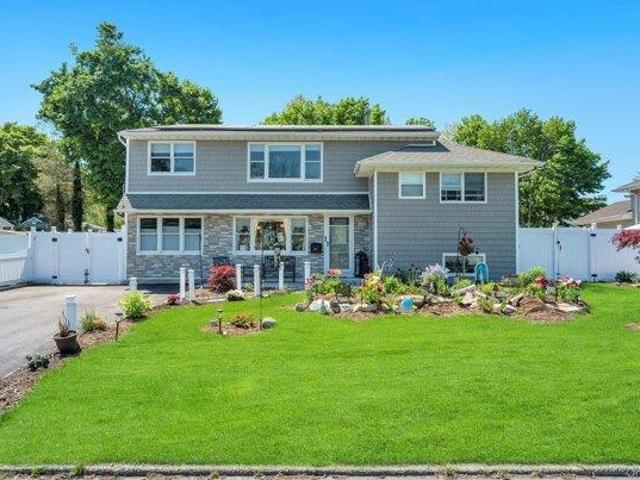 4 bedroom, Commack NY 11725 103621659