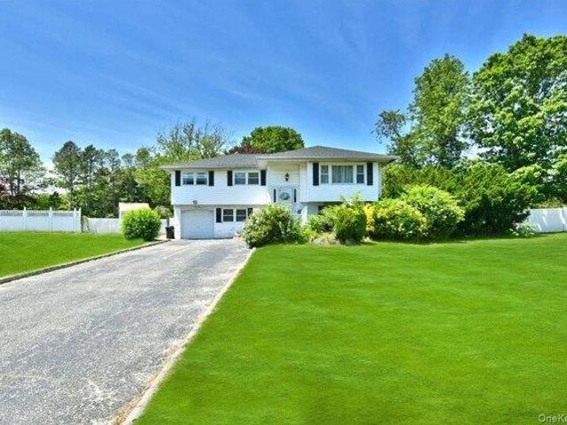 4 bedroom, Commack NY 11725 104921824