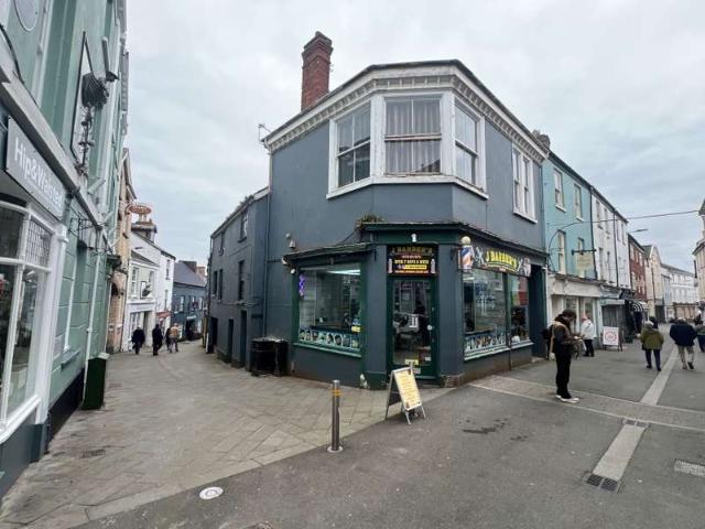 4 Bedroom Commercial Property