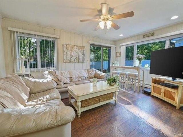 4 bedroom, Coram NY 11727 103625476