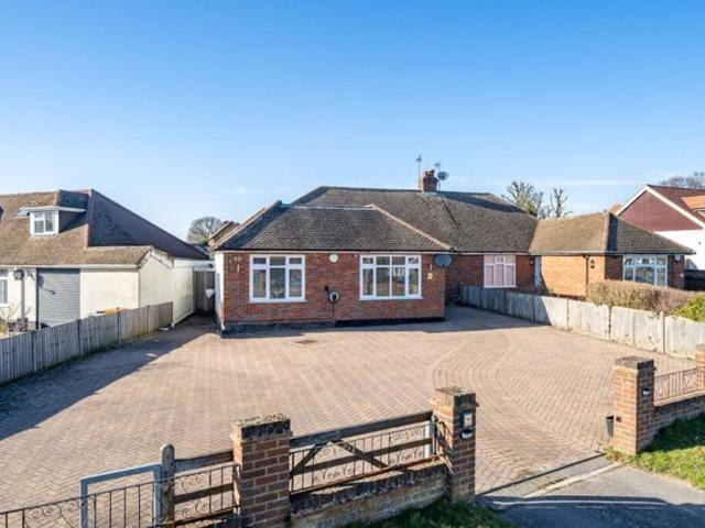 4 bedroom chalet for sale in Manor Road, Caddington, LU1