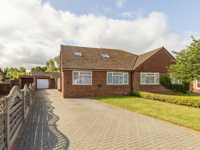 4 bedroom chalet for sale in Brookside, Jacobs Well, GU4