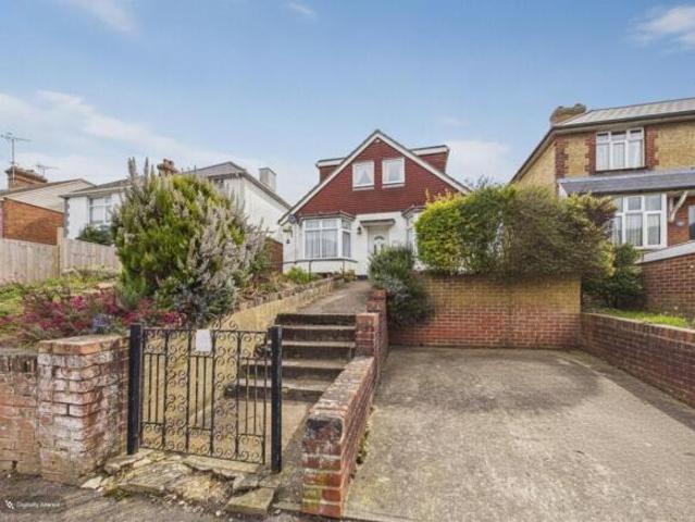 4 bedroom chalet for sale in Hythe Road, Ashford TN24 8PN, TN24