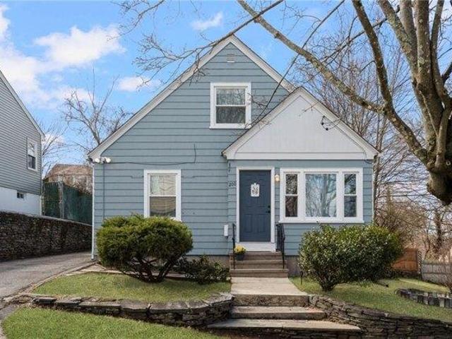 4 bedroom, Cranston RI 02920 LS102476851