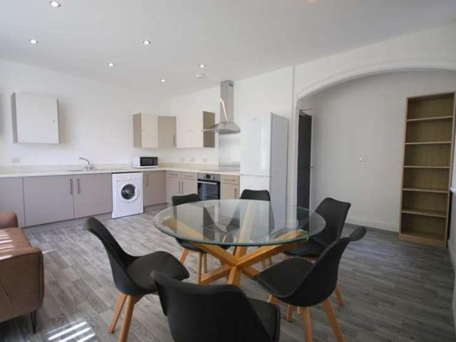 4 Bedroom Apartment Flat