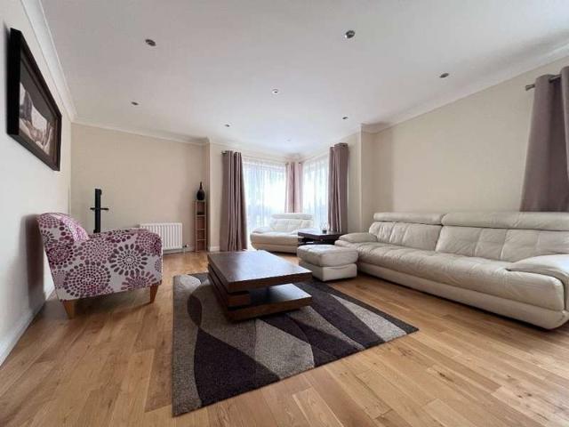 4 Bedroom Apartment Flat
