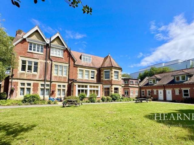 4 Bedroom Apartment Flat
