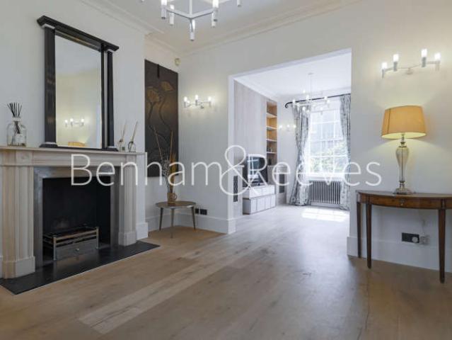 4 Bedroom Apartment Flat