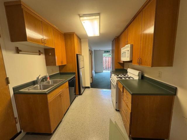 4 Bedroom Apartment for Rent at 2436 Ellsworth St #B, Berkeley, CA 94704 Southside
