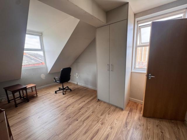 4 bedroom apartment for rent in Athlone Grove, Leeds, West Yorkshire, LS12