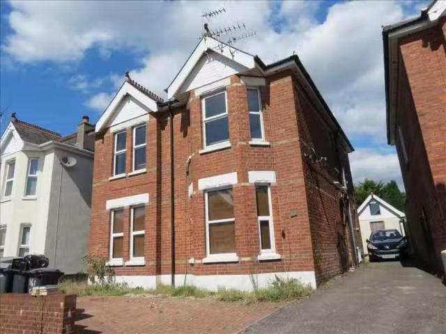 4 bedroom apartment for rent in Alma Road, Winton, Bournemouth.