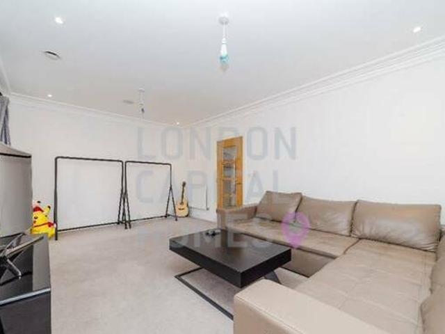 4 bedroom apartment for rent in Ashridge Close London N3