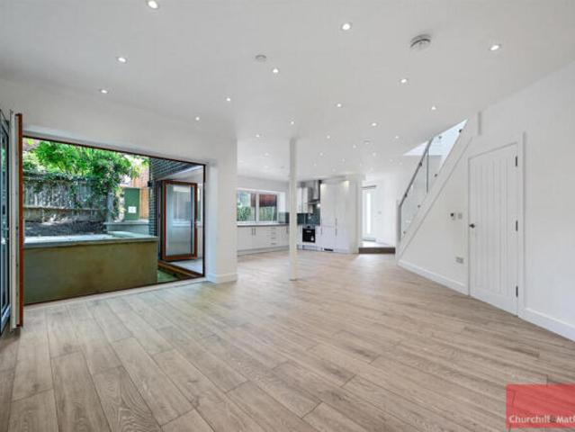 4 bedroom apartment for rent in Connaught Road, London, NW10 9, NW10