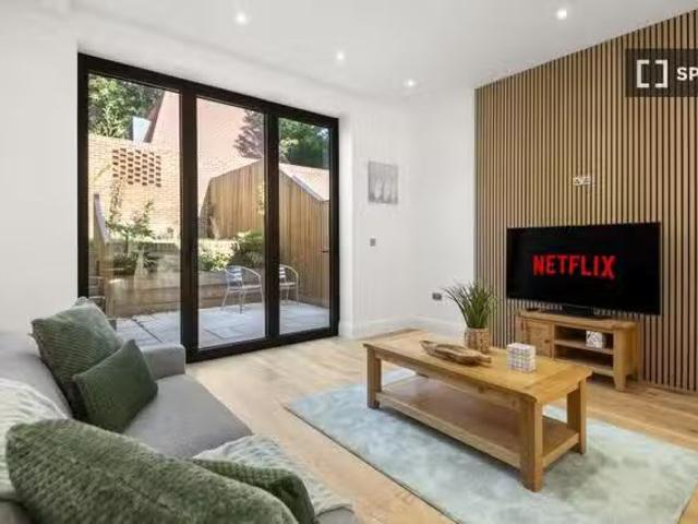 4 bedroom apartment for rent in Coulsdon, London