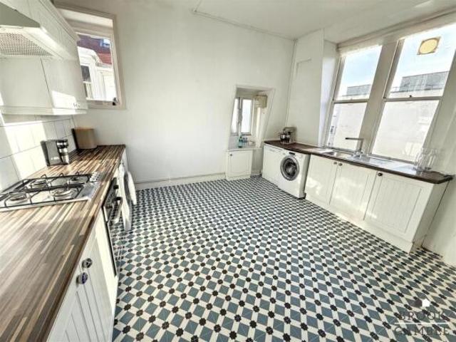 4 bedroom apartment for rent in Hartington Mansions, Eastbourne, BN21