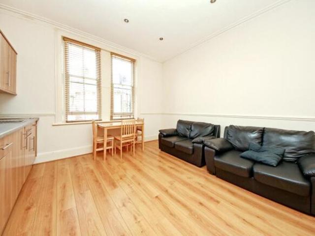 4 bedroom apartment for rent in Walm Lane, London, NW2
