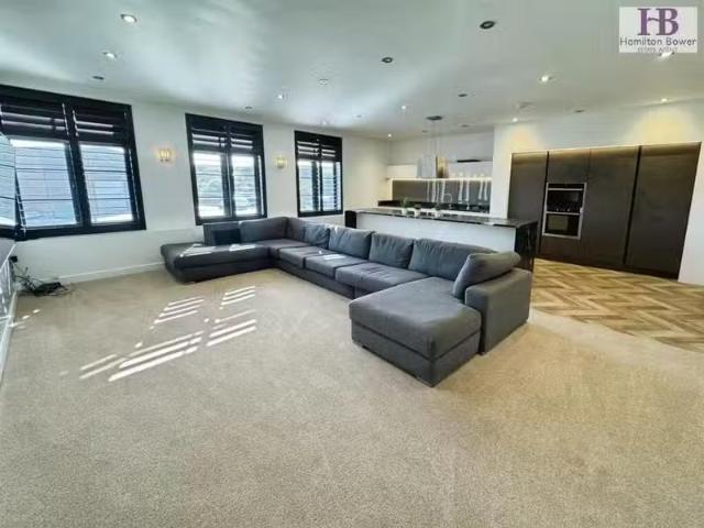4 bedroom apartment for rent in Westercroft Lane, Northowram.