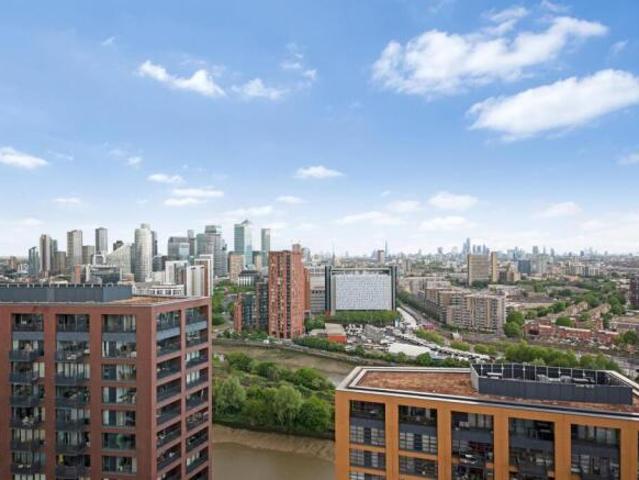 4 bedroom apartment for sale in Defoe House, 123 City Island Way, London, E14