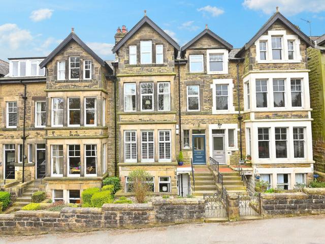 4 bedroom apartment for sale in Harlow Moor Drive, Harrogate, HG2